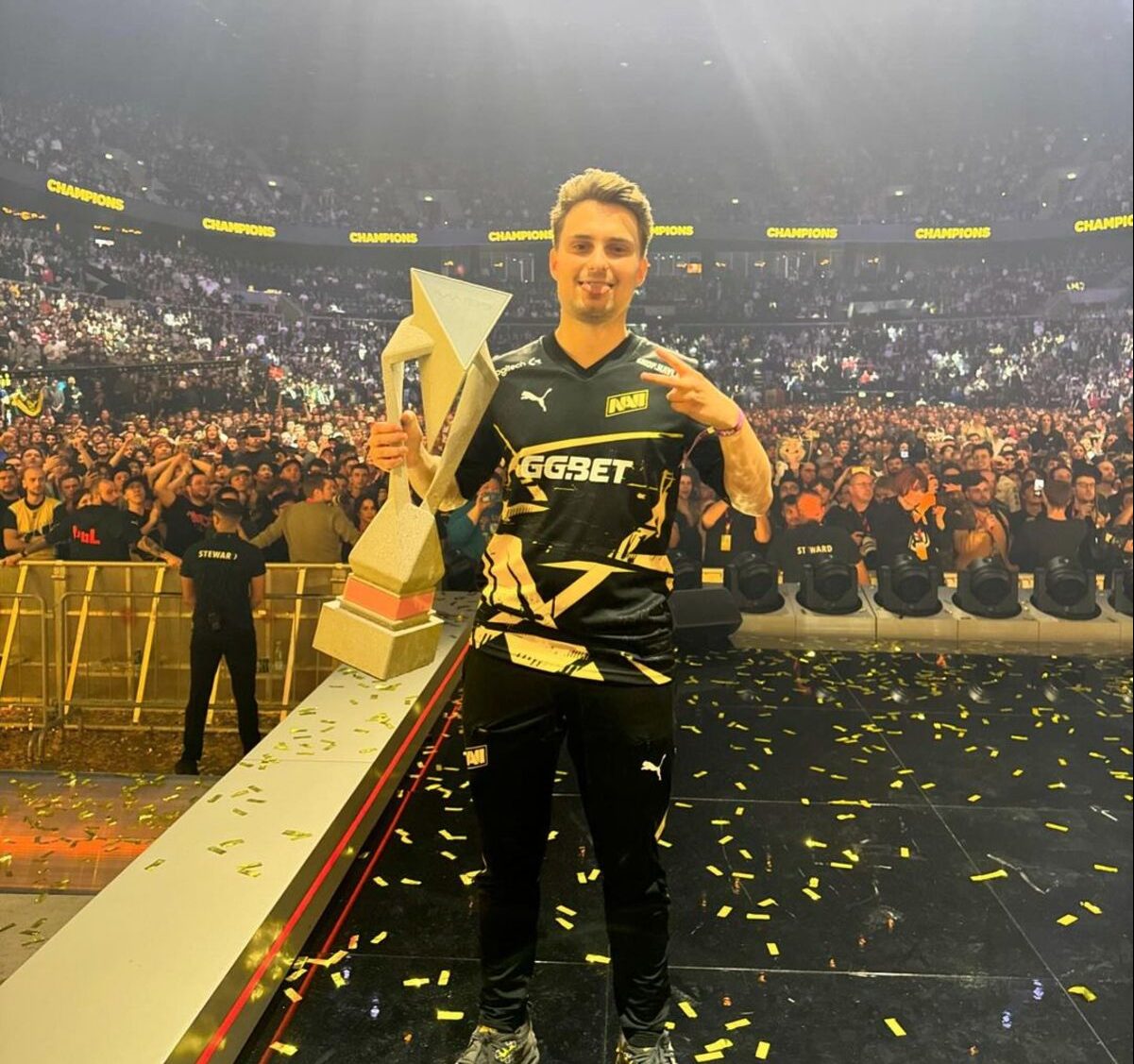 El e Gică Hagi al gaming-ului! A devenit campion mondial la jocul ...